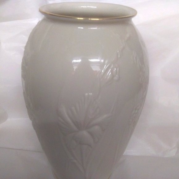 Lenox | Accents | Vintage Lenox Embross With Lilies Trimmed In Gold ...